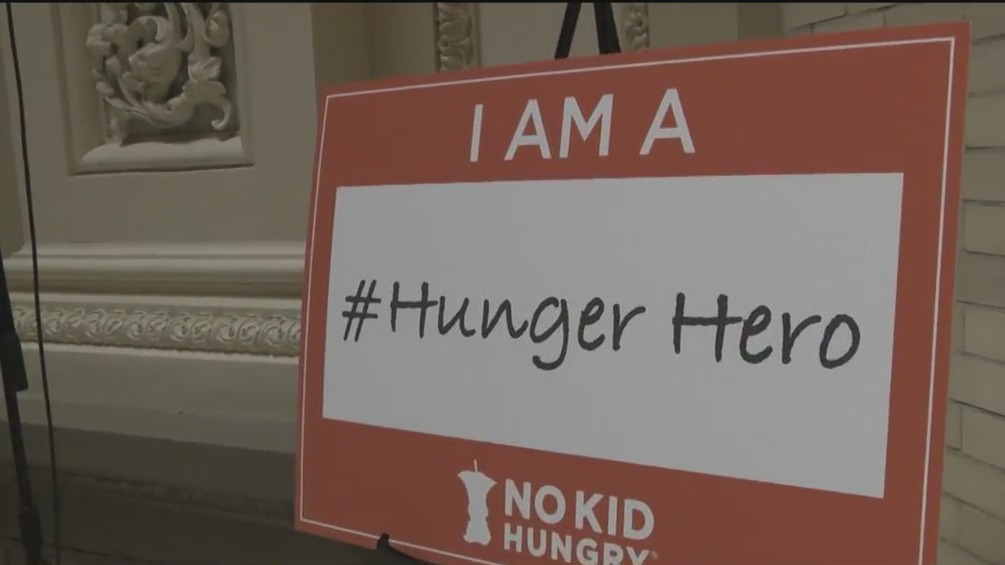 Cooks, lunch aides, and food service workers honored by the City – PIX11