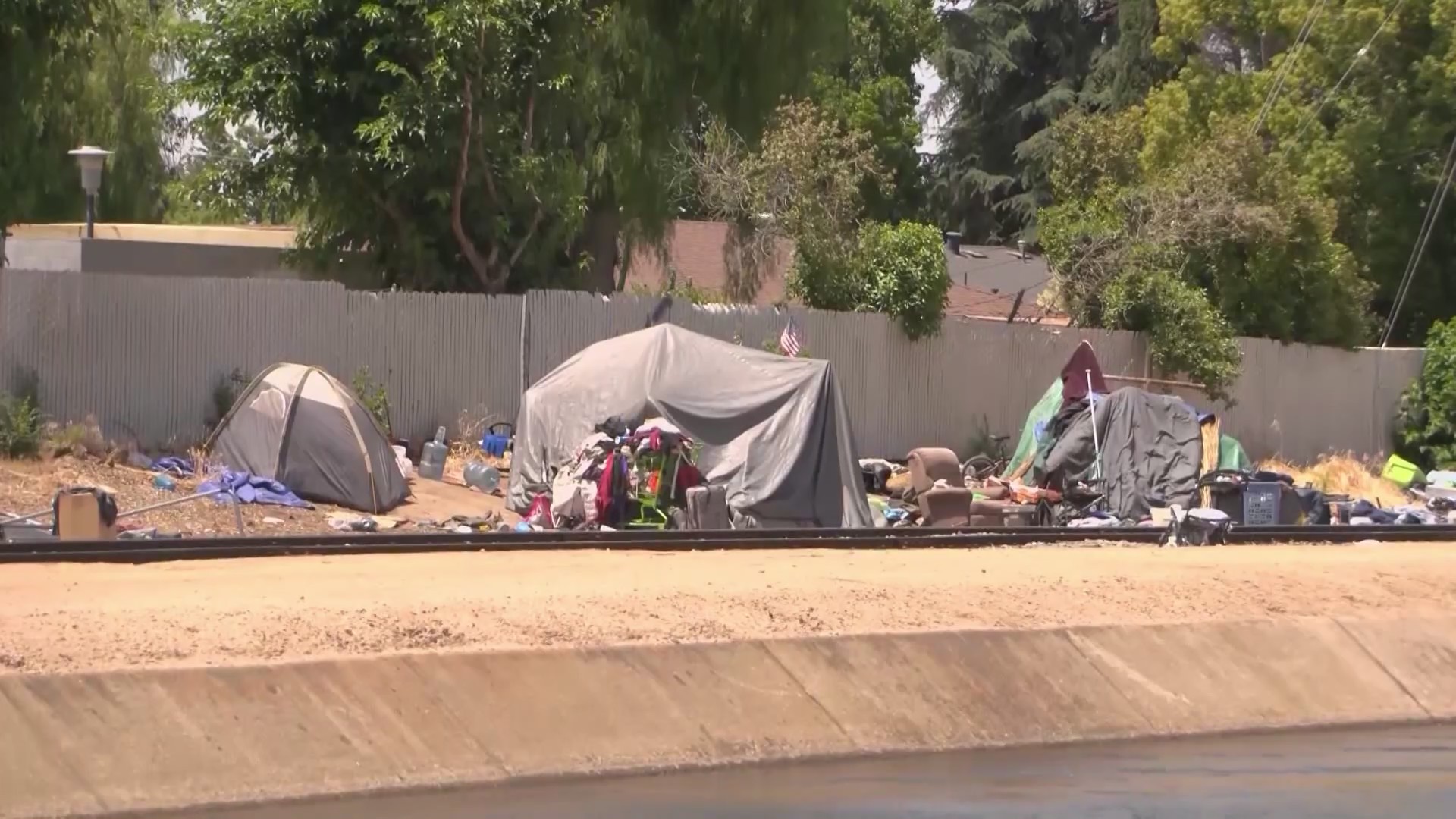 Fresno City Council approves ordinance to remove homeless encampments ...