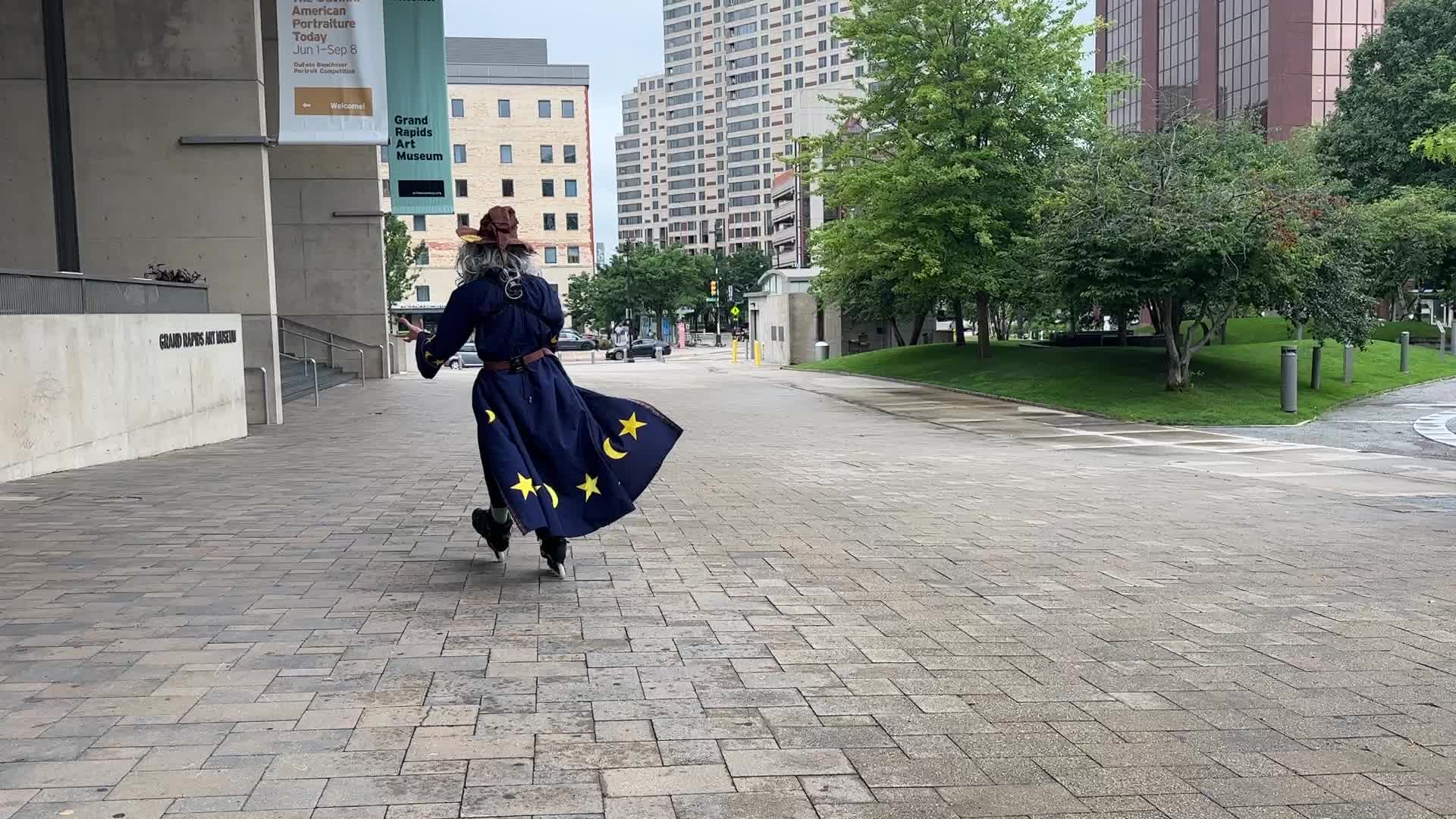 Rollerblading wizard charms downtown Grand Rapids – WOODTV.com