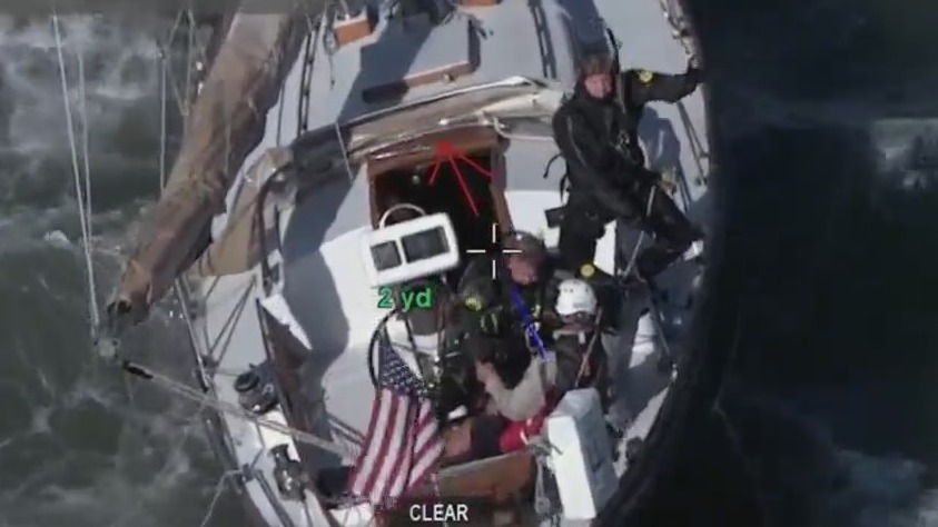 Video: NYPD rescue divers save man from capsized sailboat in Queens – PIX11