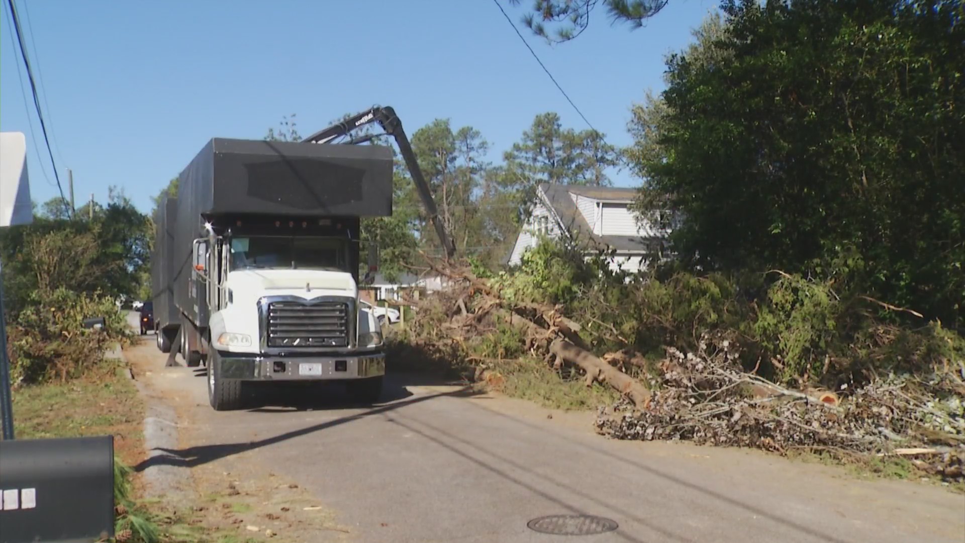 Augusta storm debris removals hits the hard hit streets – WJBF