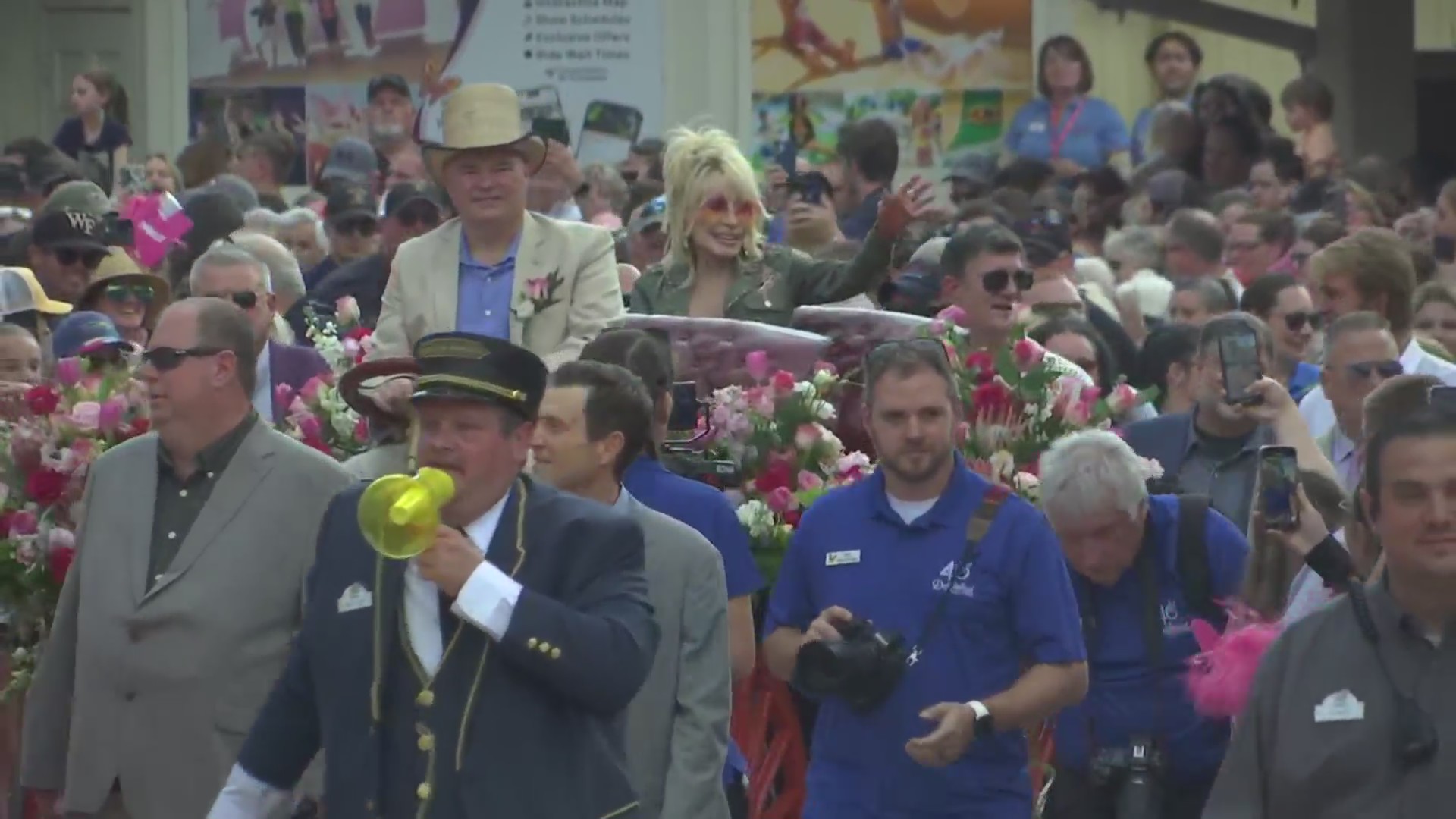 Dolly Parton greets guests at 40th season opening parade – WATE 6 On ...