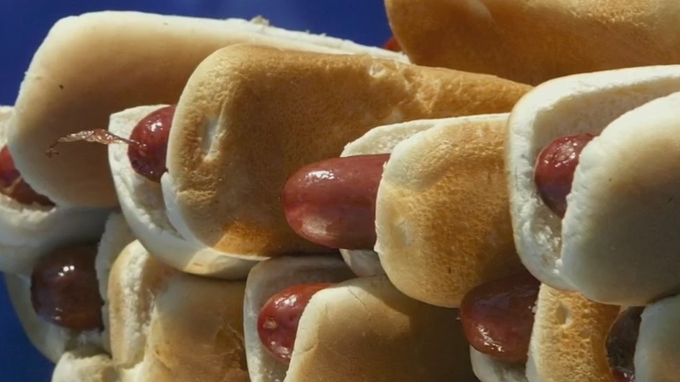 65-foot hot dog sculpture coming to Times Square – PIX11