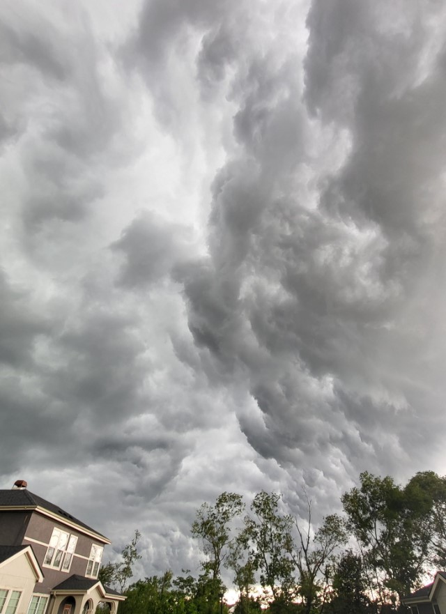 Ominous Clouds Hover North of Houston as Thunderstorms Move Through – WNCT