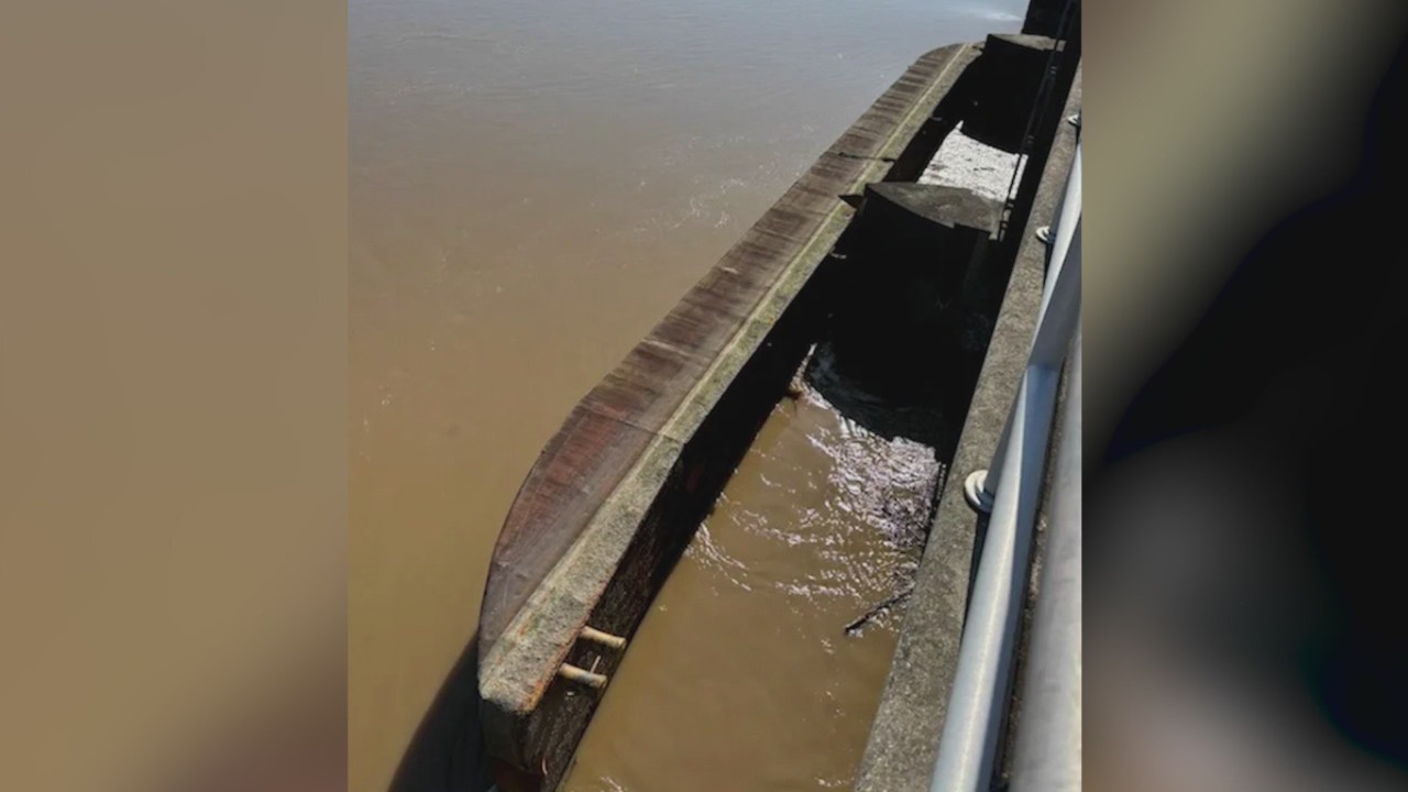 Loose barge hits Terry Lock and Dam on Arkansas River – KLRT – FOX16.com