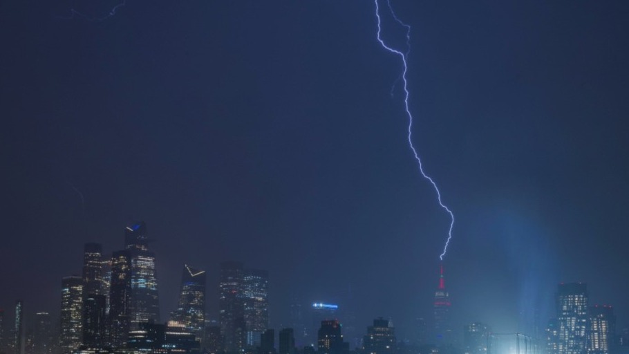 See it: Lightning strikes Empire State Building – PIX11