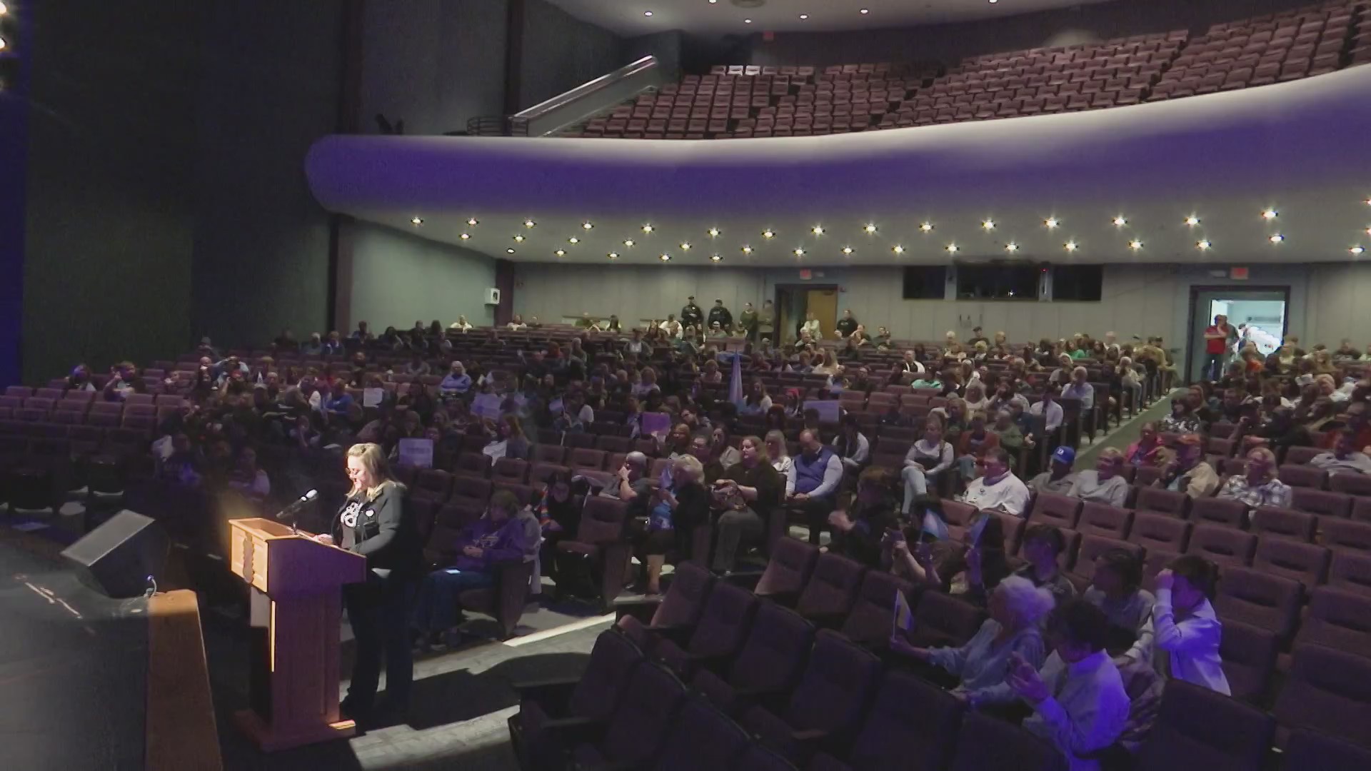 Illinois parents and transgender rights groups clash over Hononegah ...