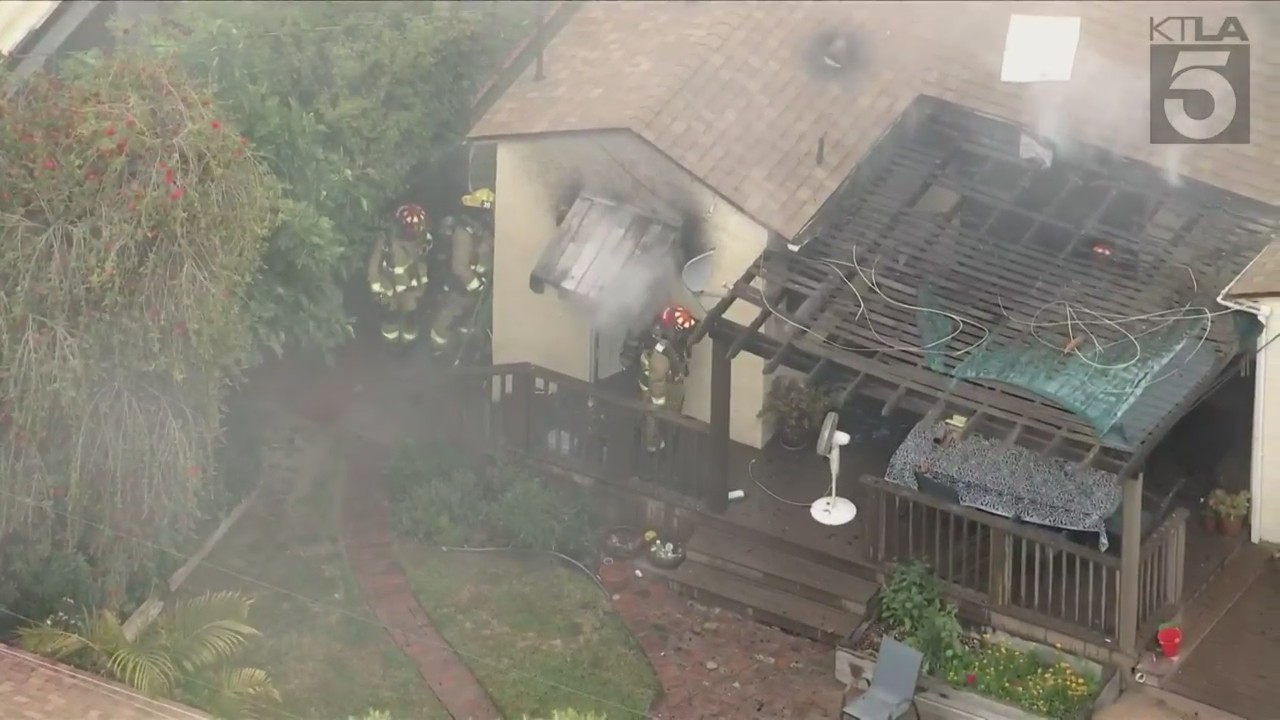 Sky5: Firefighters battle fire in the San Fernando Valley – KTLA