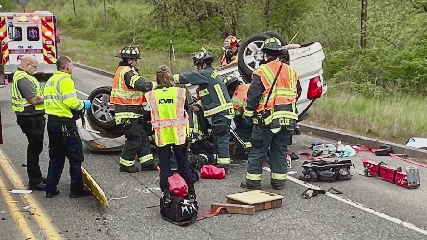 Passenger trapped, hurt after Clark Co rollover crash – KOIN.com