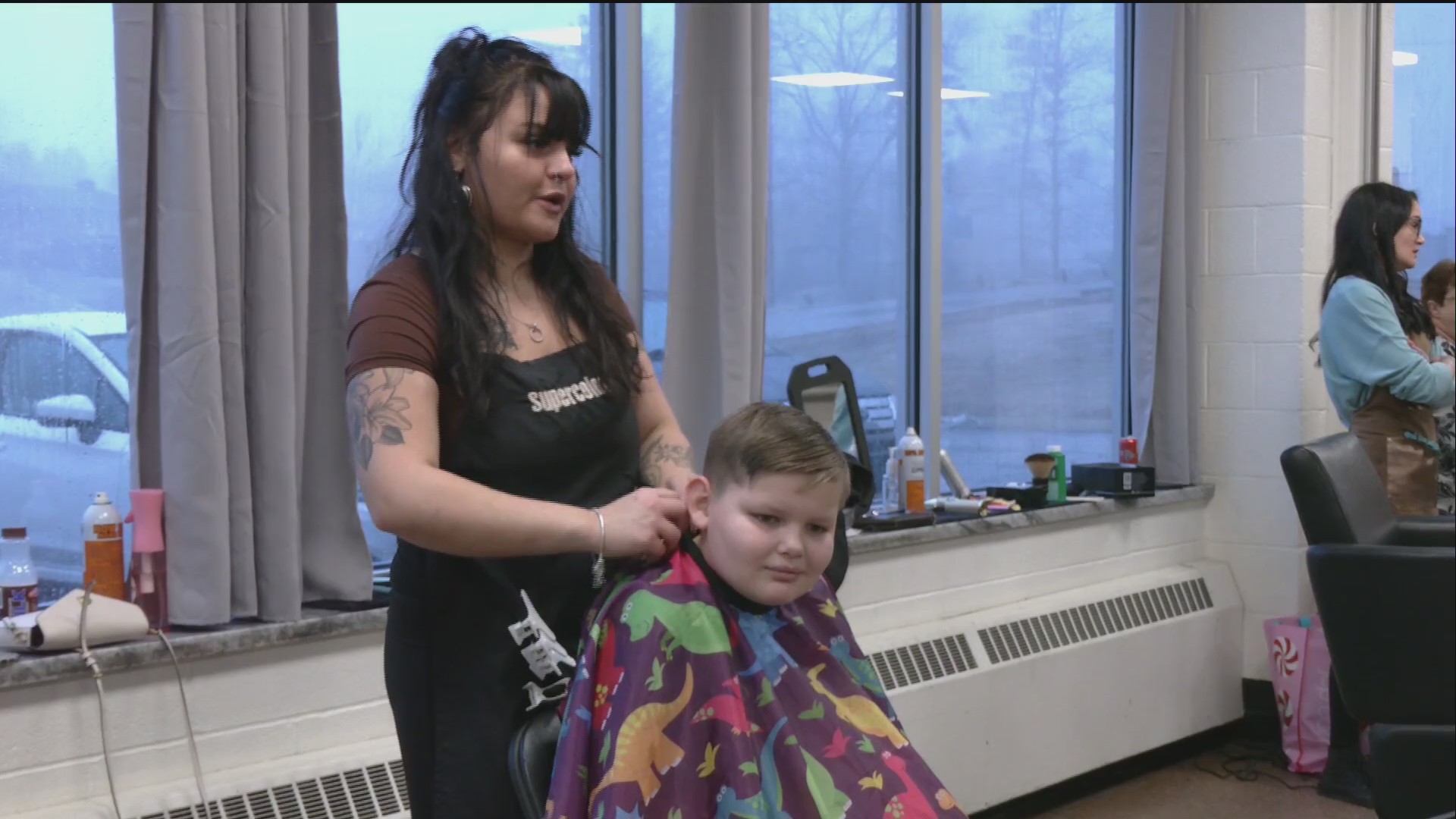 Volunteer hairdressers give kids free haircuts in Elkins – WBOY.com