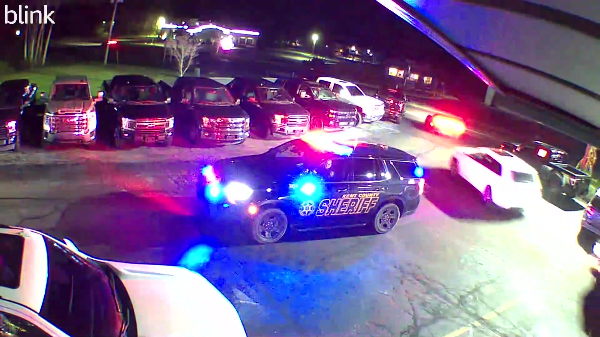 Surveillance video: Deputies arrive to chase car theives at Comodo ...