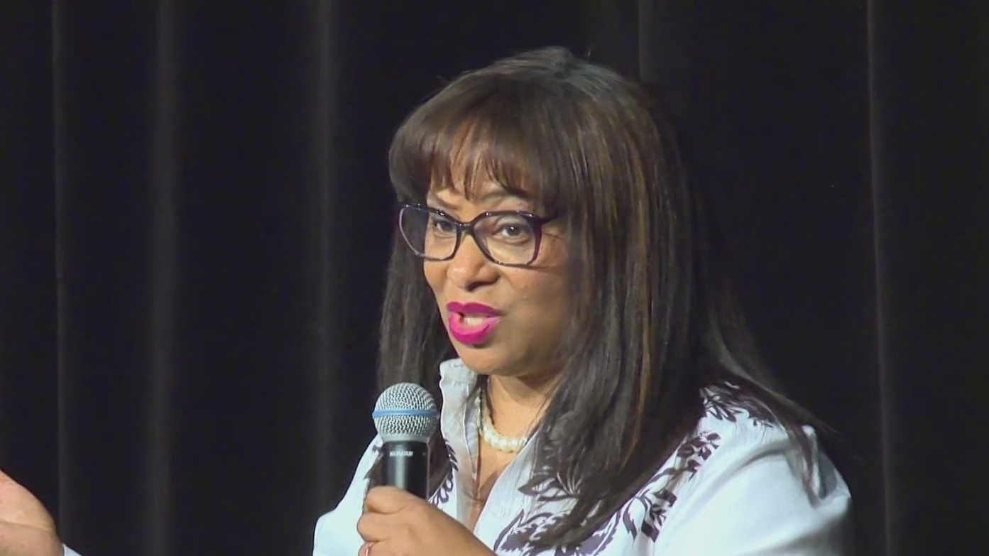 Congresswoman Janelle Bynum questioned at town hall after ‘Thank ICE ...