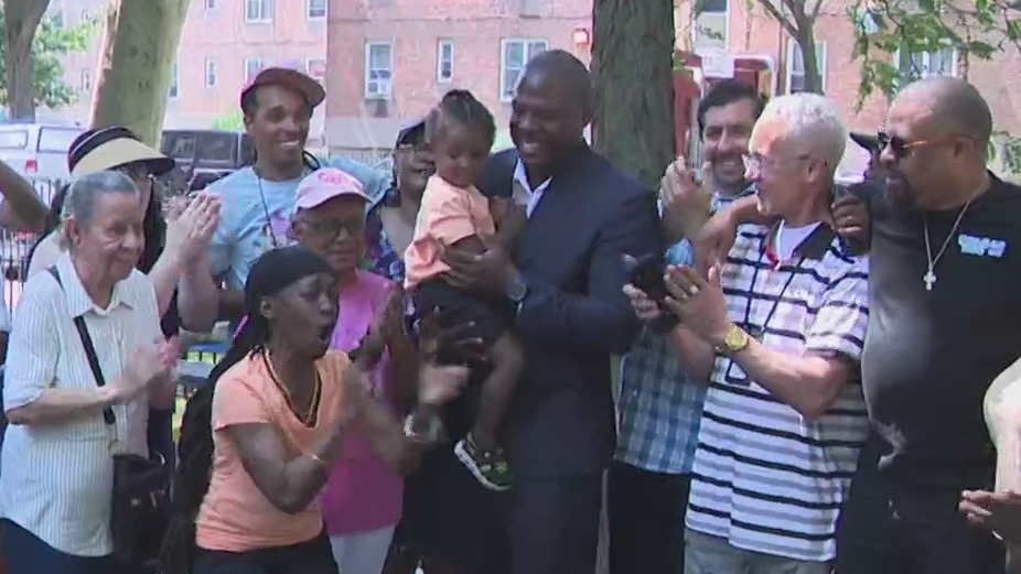 Neighbors thank retiring NYPD detective for years of service – PIX11