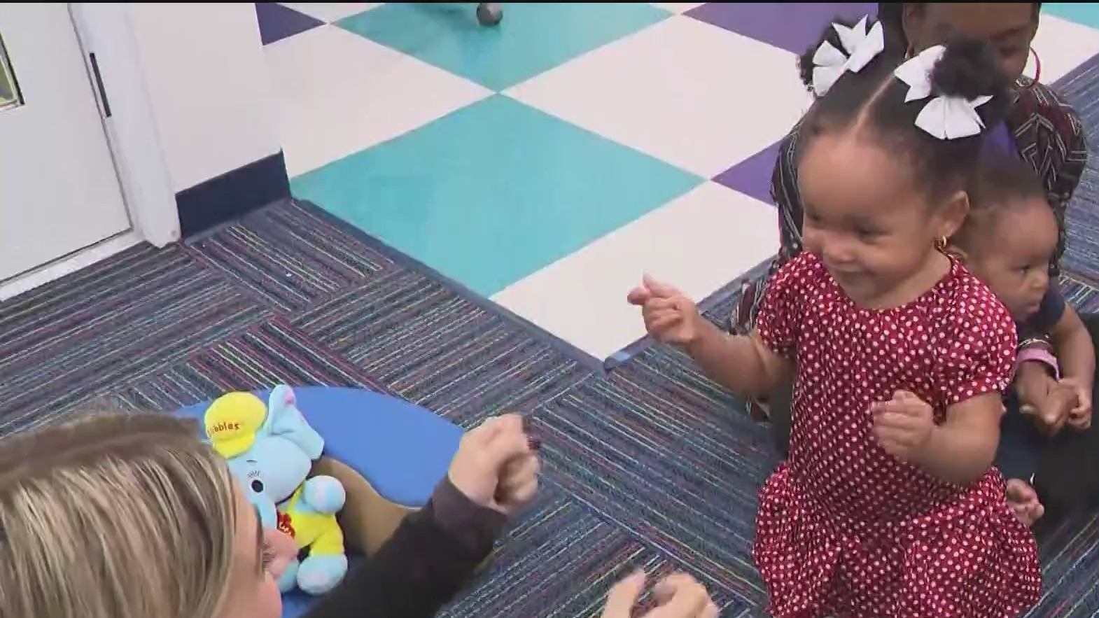 Babies taught sign language to use their hands before their mouth – PIX11