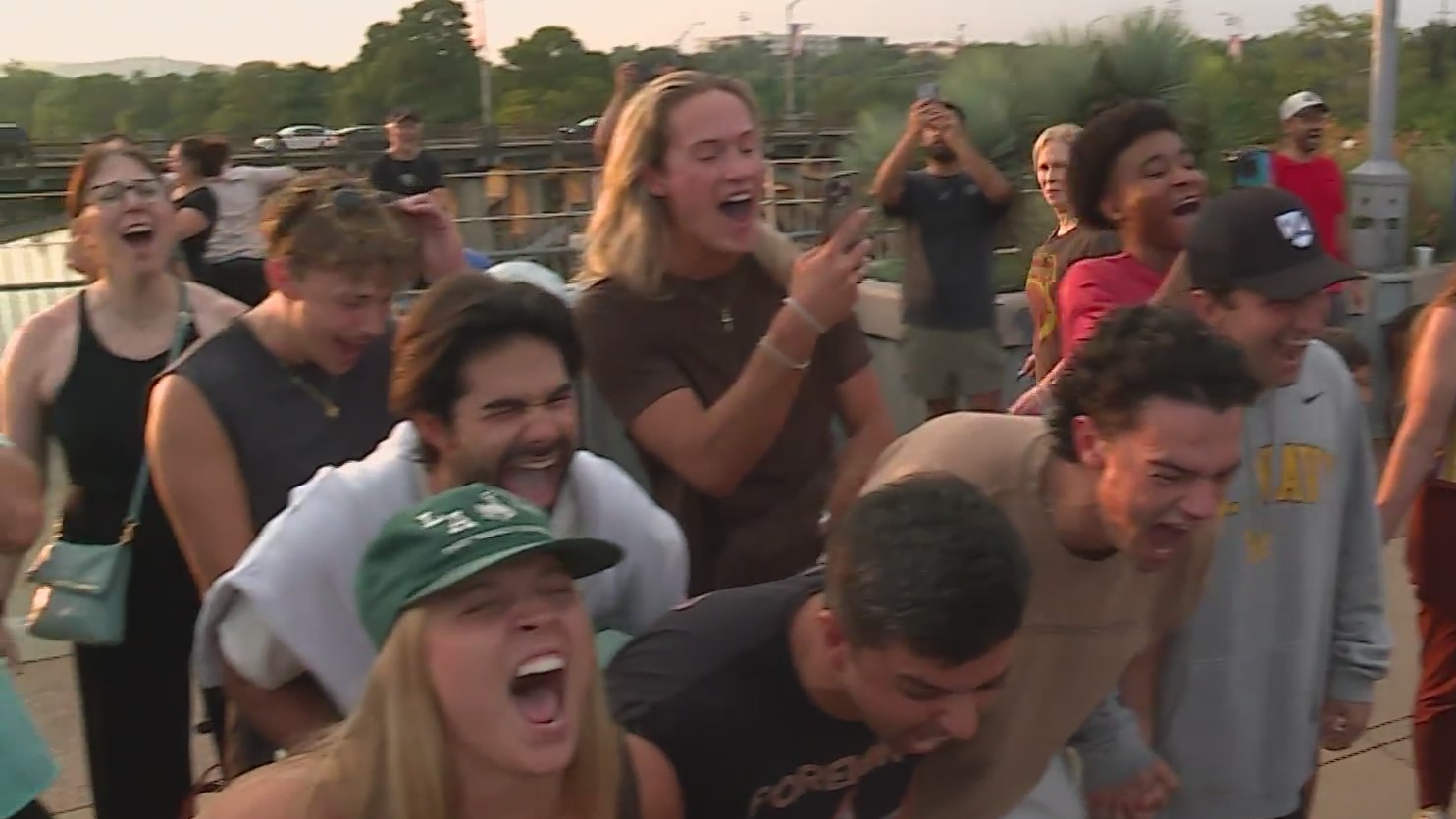Scream Club ATX invites locals to ‘let it all out’ on Pfluger Bridge ...