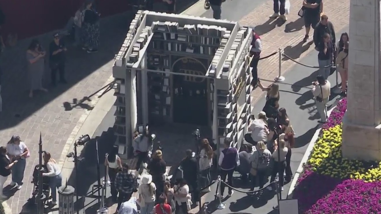Taylor Swift pop-up poetry library coming to The Grove – KTLA