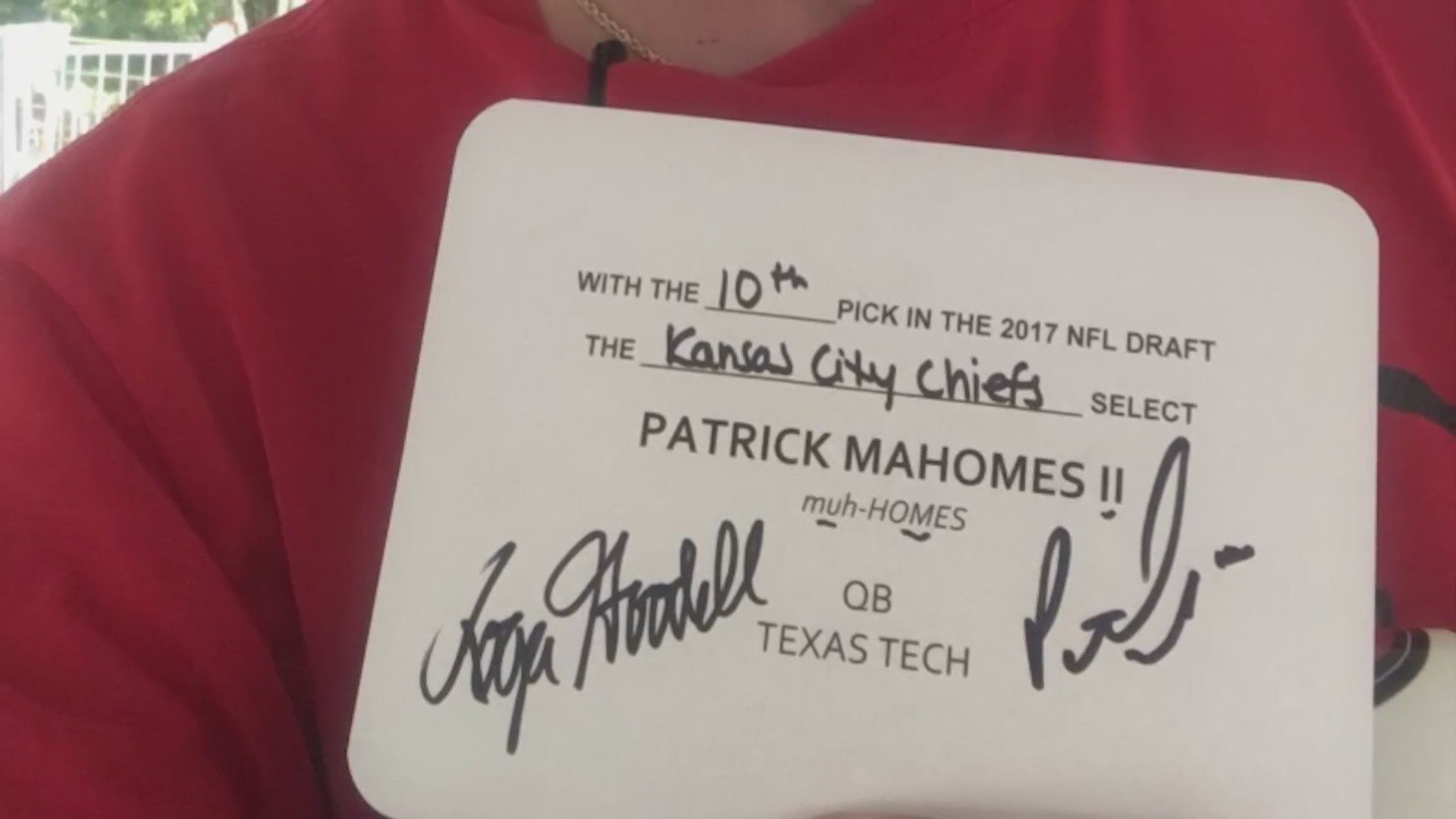 Chiefs fan shares story on receiving Patrick Mahomes’ draft card – FOX 2
