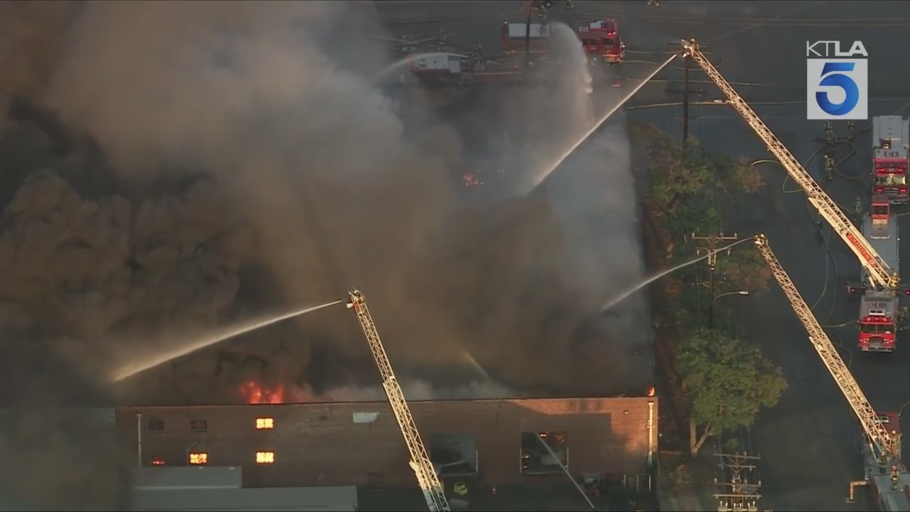 Crews battle large commerical building fire in Commerce – KTLA