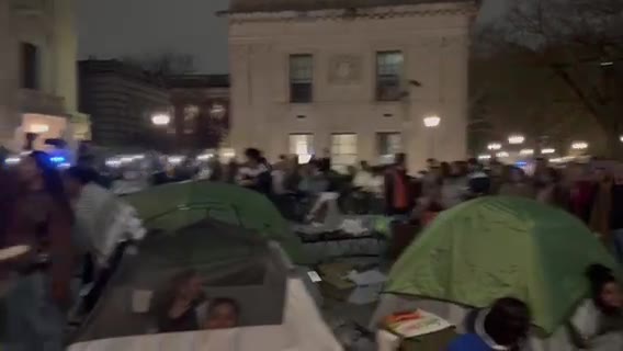 Hundreds of Yale students chant and tent outside in pro-Palestinian ...