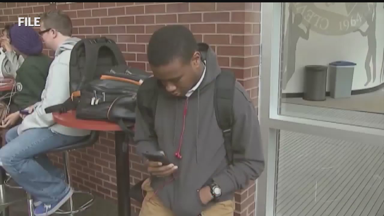 Local school district aims to curb cellphone use in class – WKBN.com