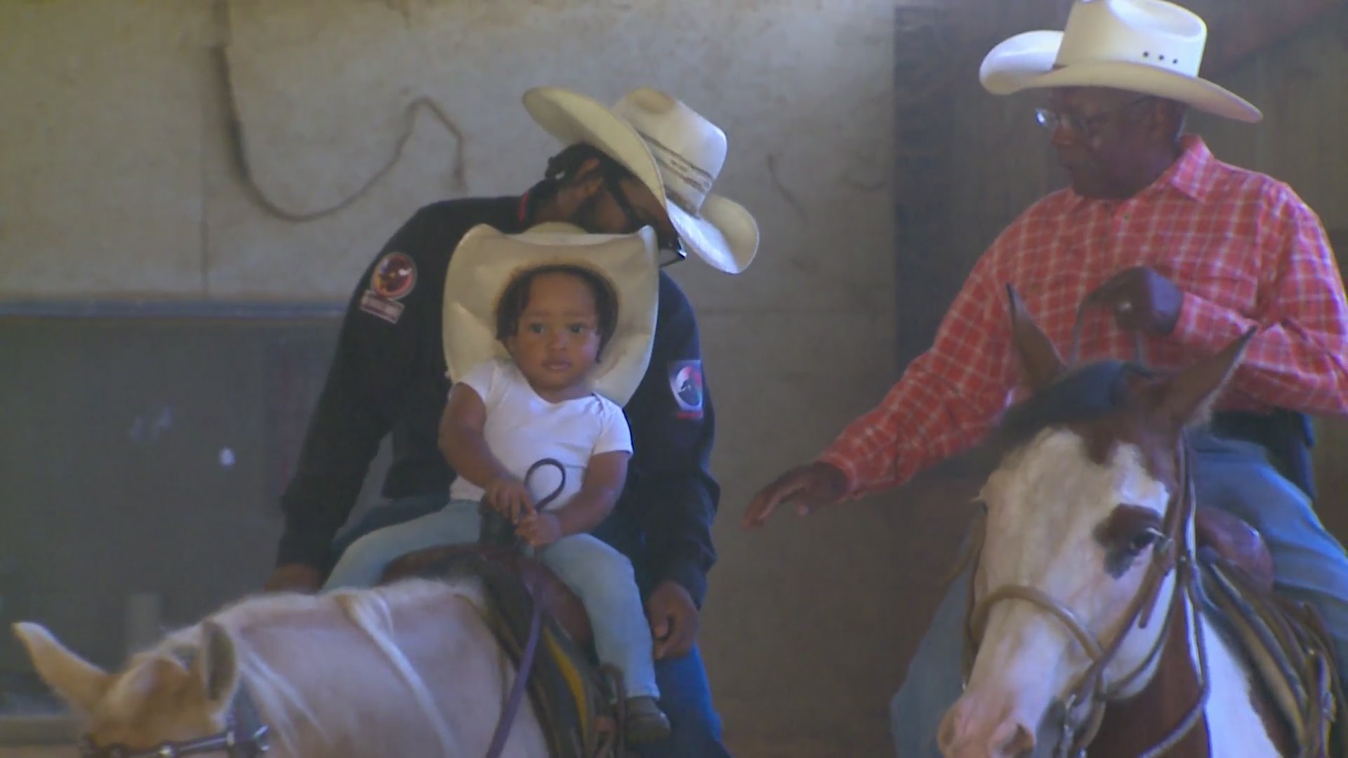 Bull riding dreams come true for Chicagoan Aaron Baxter – WGN-TV