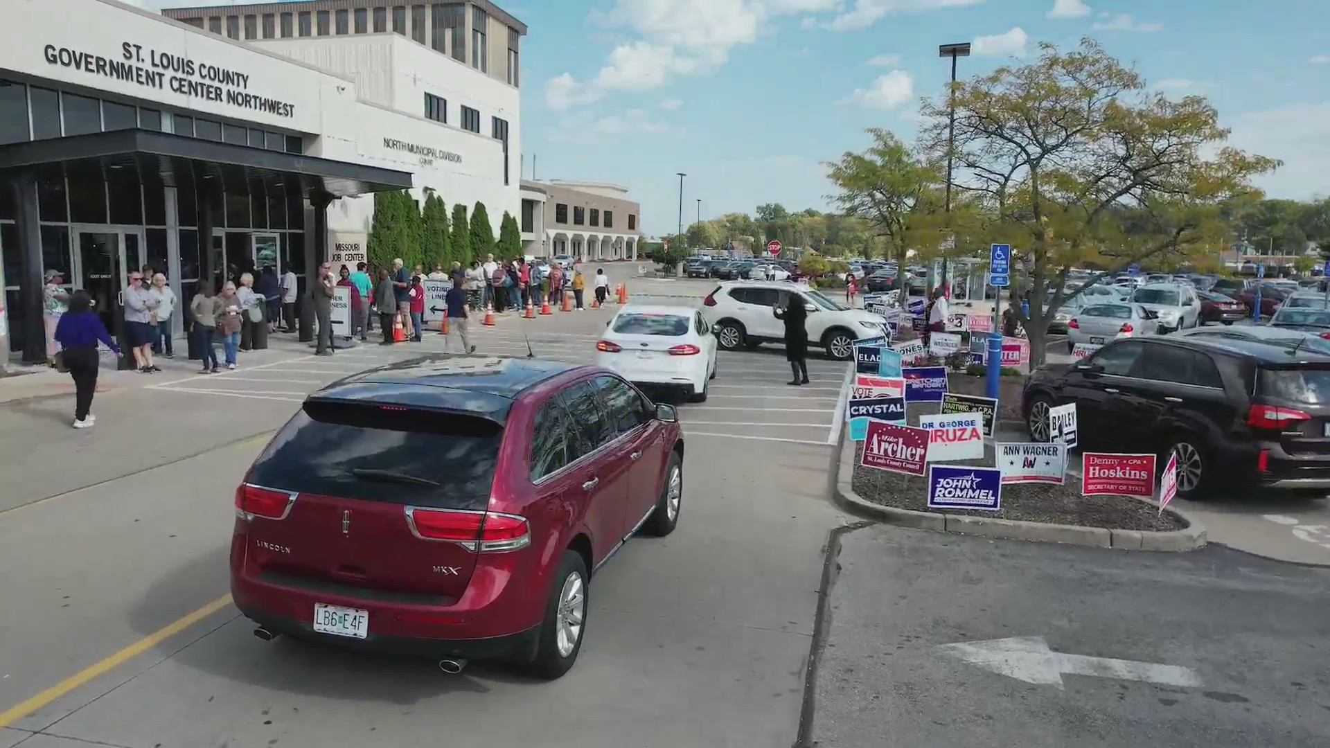 Long lines on first day of no-excuse absentee voting – FOX 2