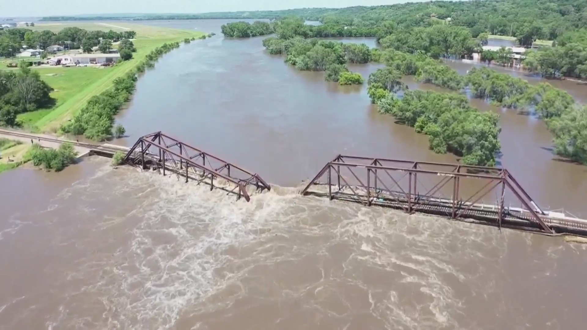 Iowa floodwaters breach levees as even more rain forecast for drenched ...