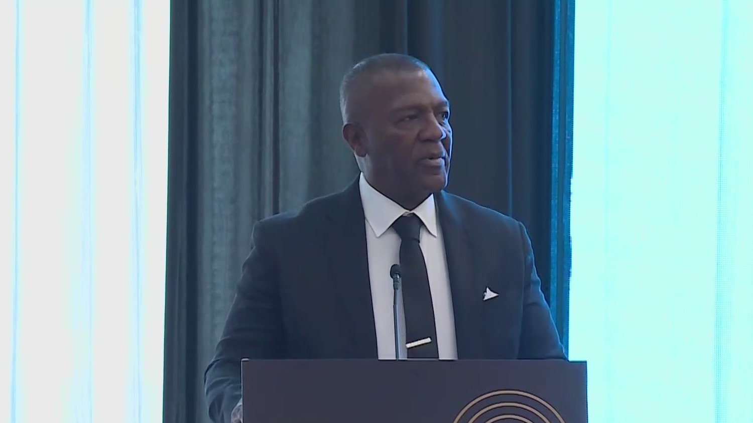 WGN photographer Richard ‘Ike’ Isaac receives Vanguard Award – WGN-TV