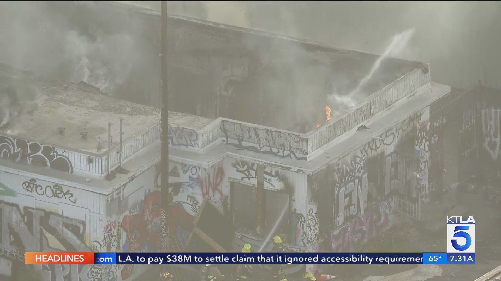 Crews respond as fire burns through roof of DTLA building – KTLA
