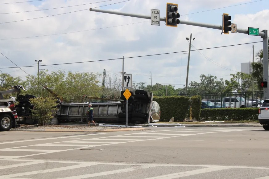 Camión con fuga de jugo colapsó vía principal en Bradenton – WFLA