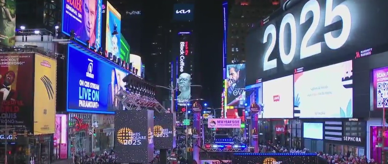 Crowd gathers in Times Square in NYC to celebrate NYE – PIX11