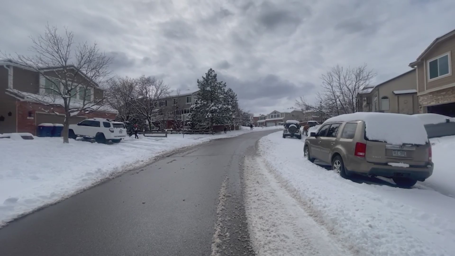 Highlands Ranch tackles more snow than expected after Friday’s storm ...