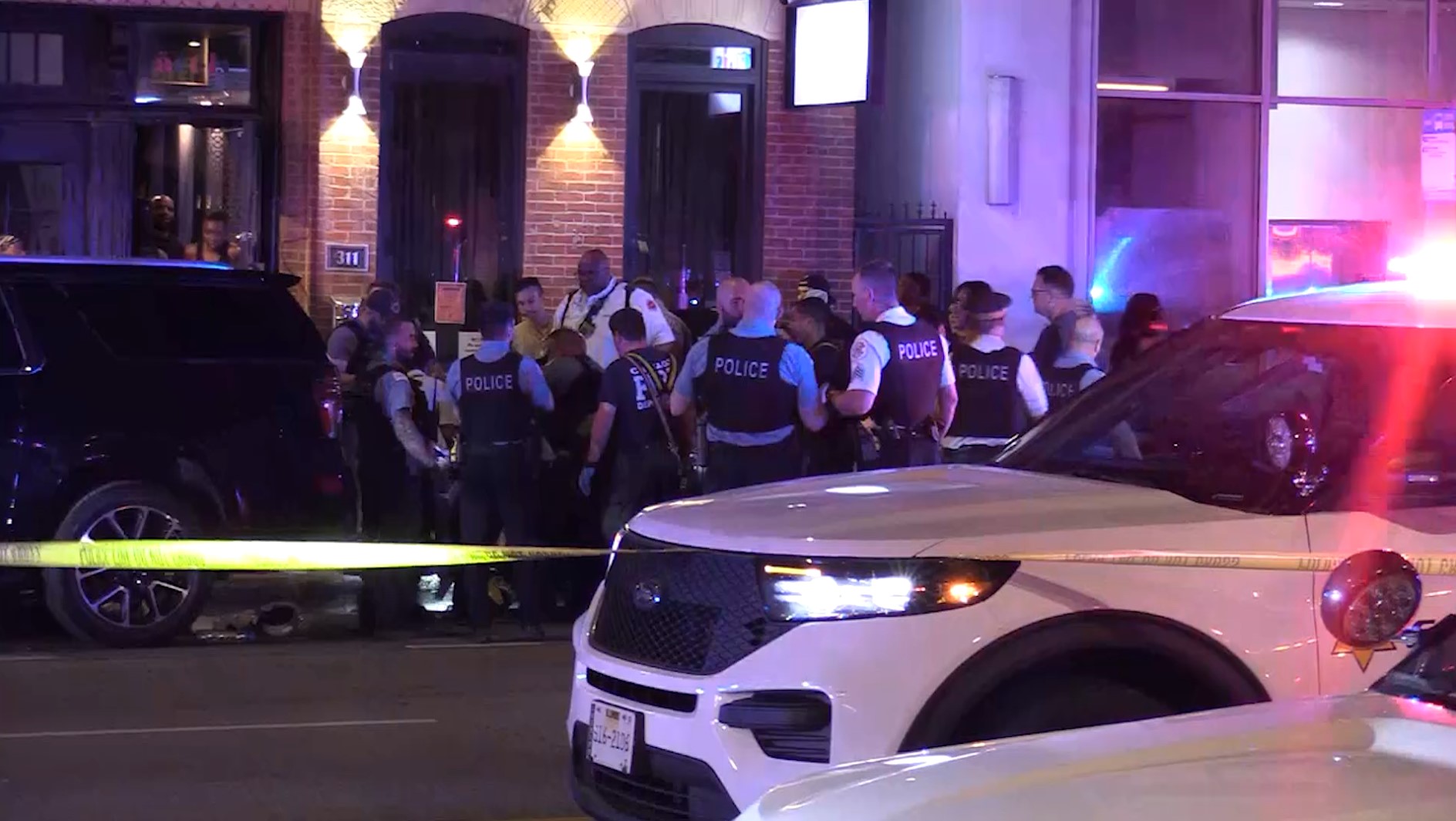 Raw: Video shows chaotic scene after River North mass shooting – WGN-TV