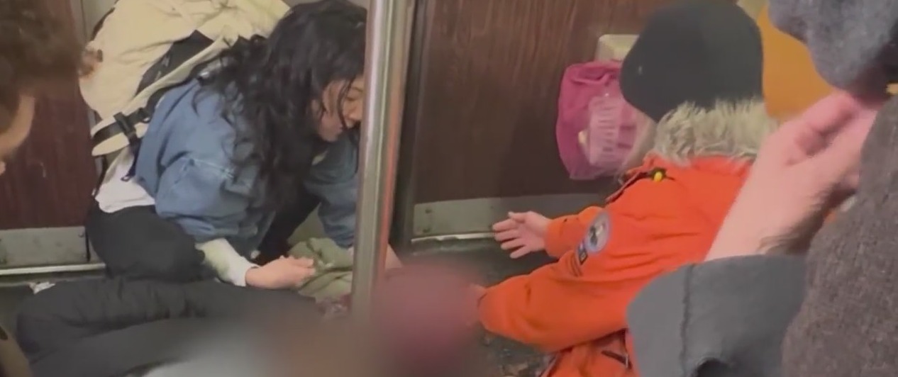Woman gives birth to baby on NYC subway train – PIX11