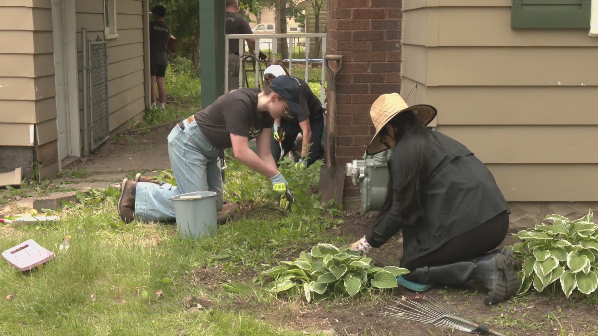 Over 130 Collins Aerospace employees volunteer to beautify seniors ...