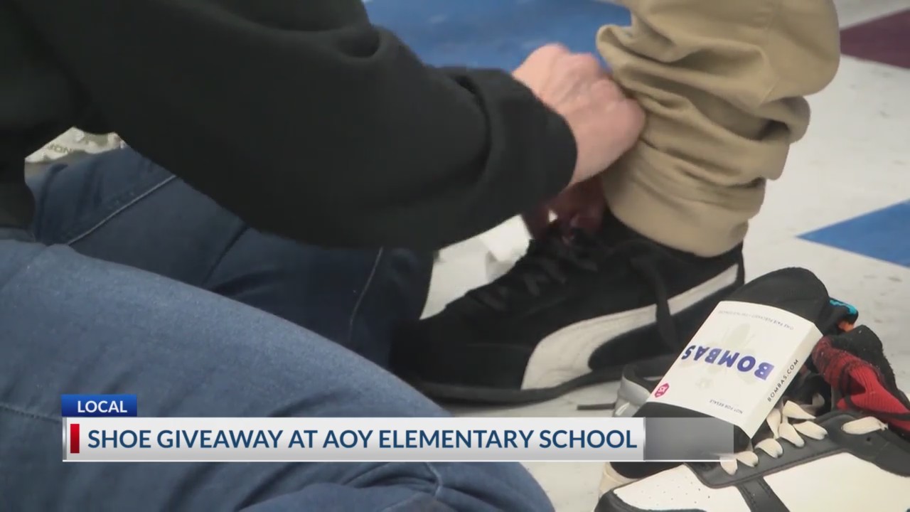 Kids get free shoes at Aoy Elementary – KTSM 9 News