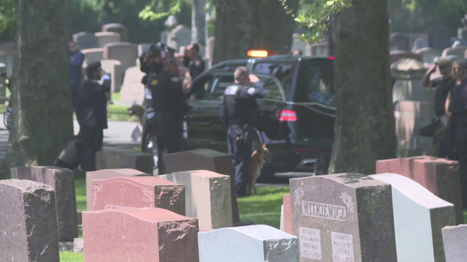 Officer Derbin’s family arrives at gravesite – Fox 8 Cleveland WJW