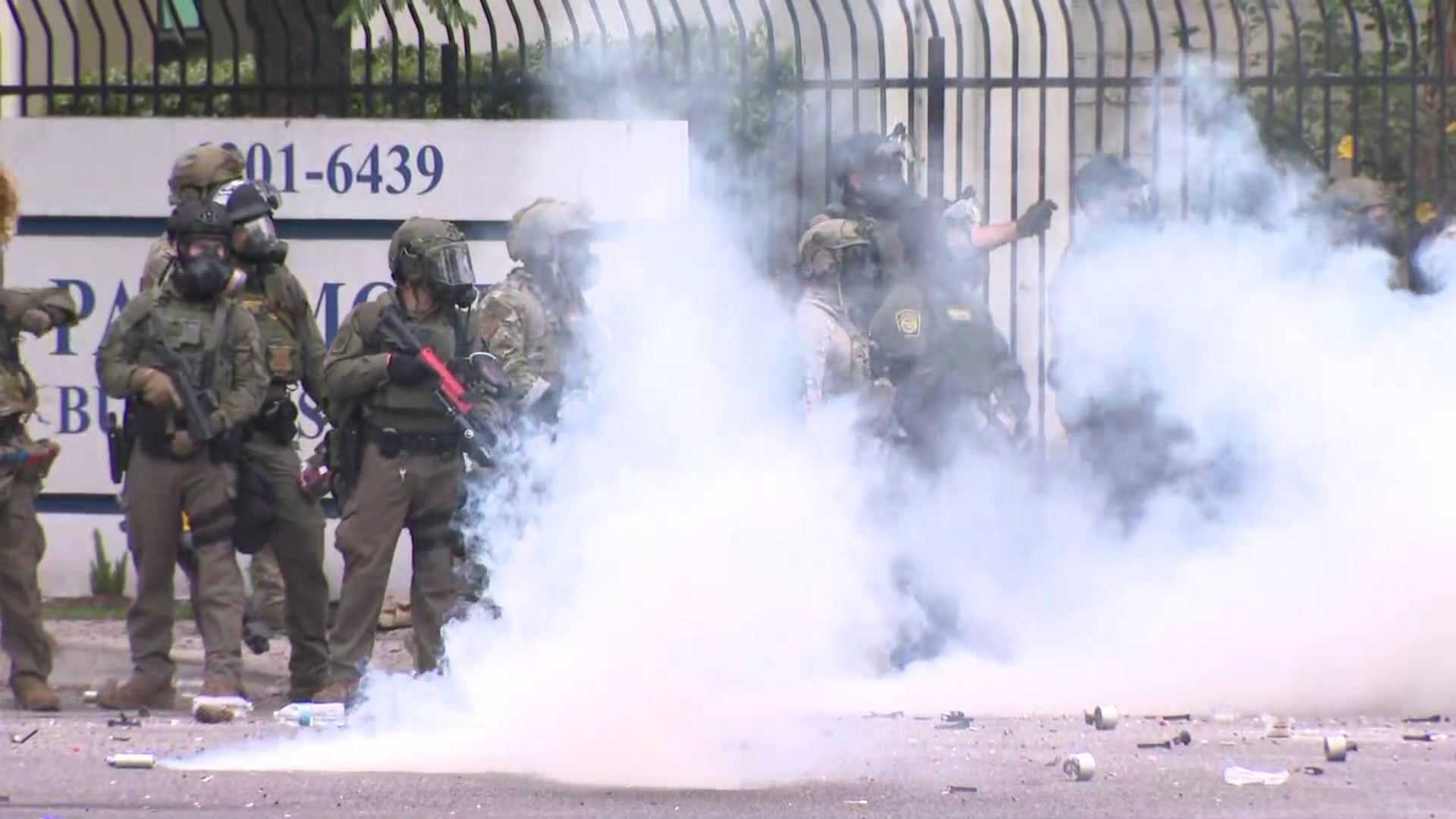 Immigration agents raid Paramount business, are confronted by ...