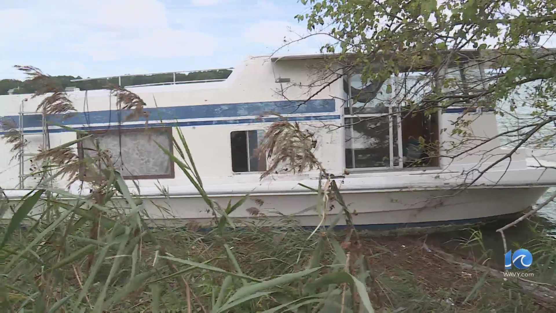 Another derelict boat in Elizabeth River awaits removal – WAVY.com