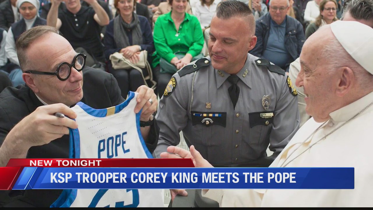 Pope Francis meets KSP trooper; presented with ‘Pope’ Wildcats jersey ...