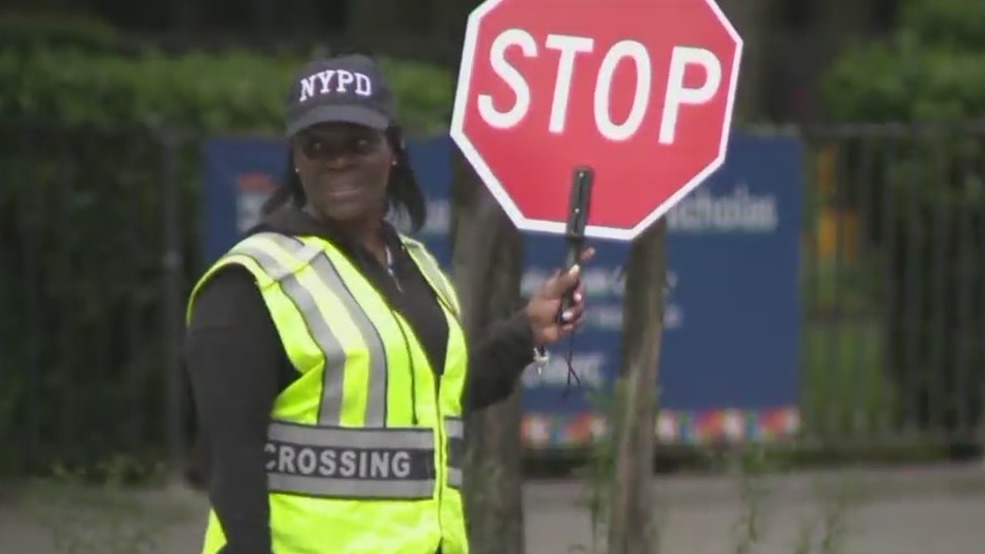 NYPD crossing guard has been on duty almost 3 decades – PIX11