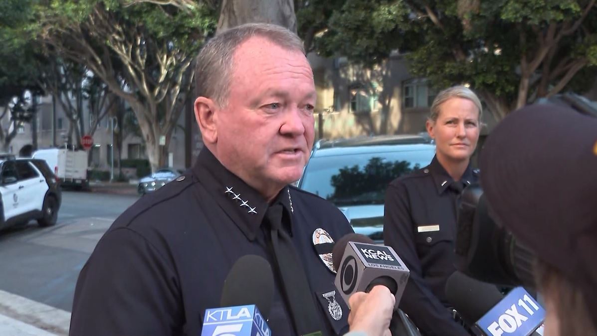 Officials provide update on LAPD officer shot in Exposition Park – KTLA