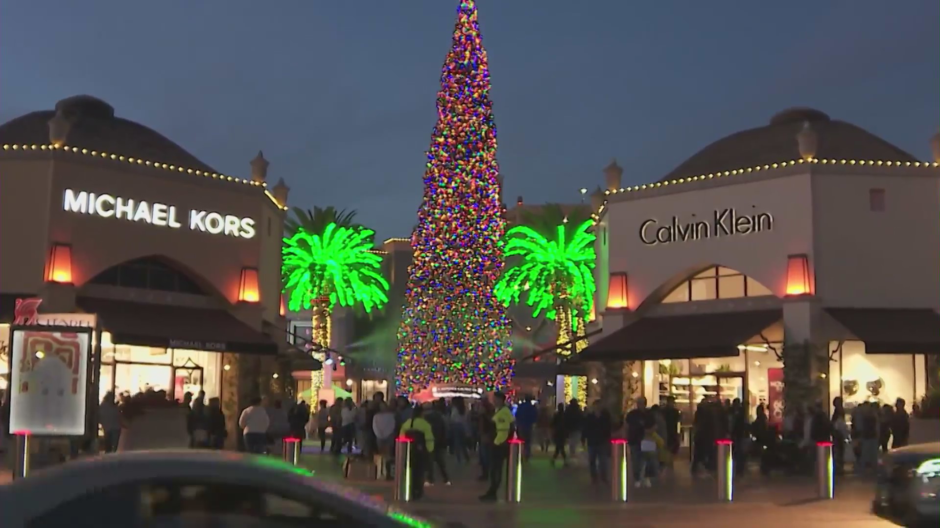 Crowds flock to Citadel Outlets for last stretch of holiday shopping – KTLA