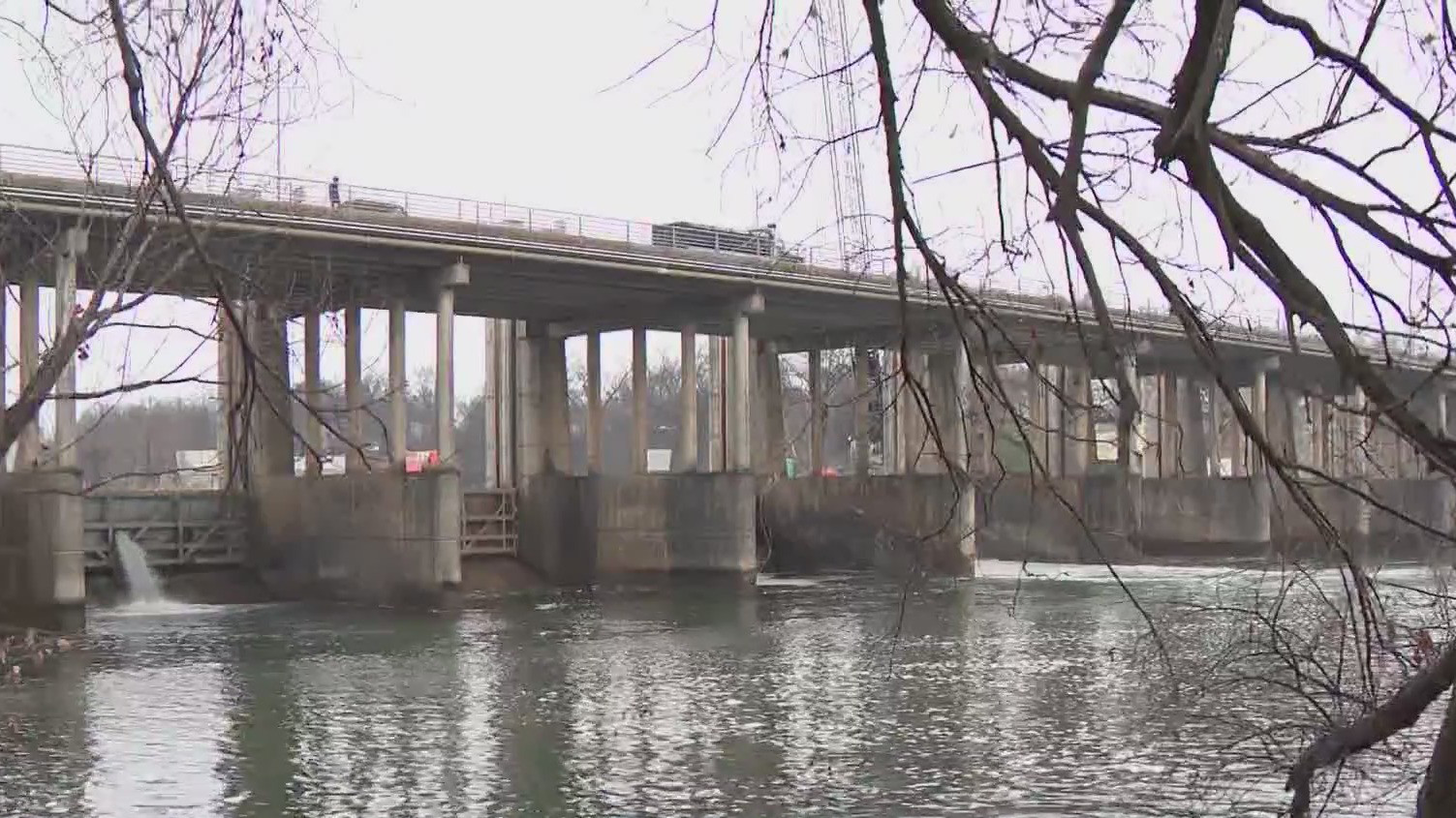 Temporary barrier added to Longhorn Dam to prevent further drop in lake ...