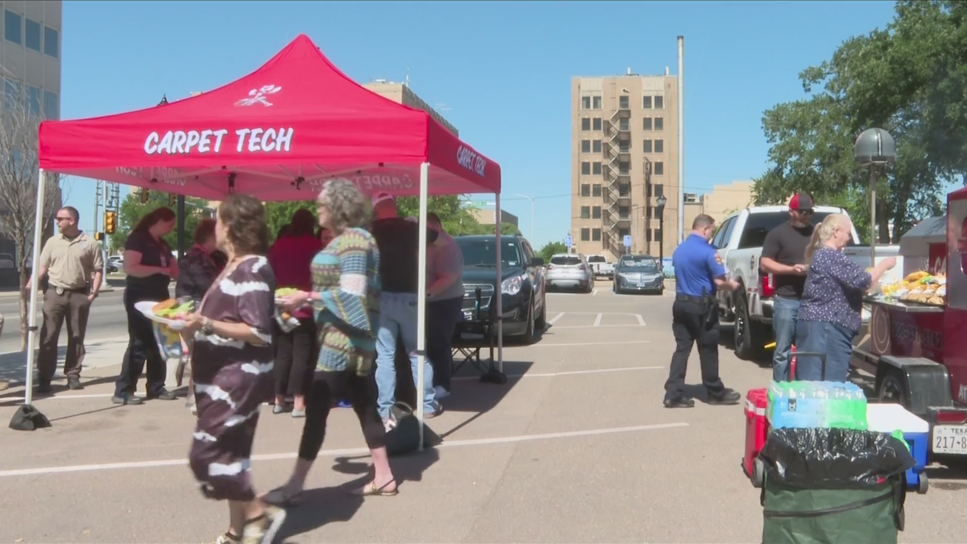 Carpet Tech team serves up burgers to Amarillo Police Department for ...