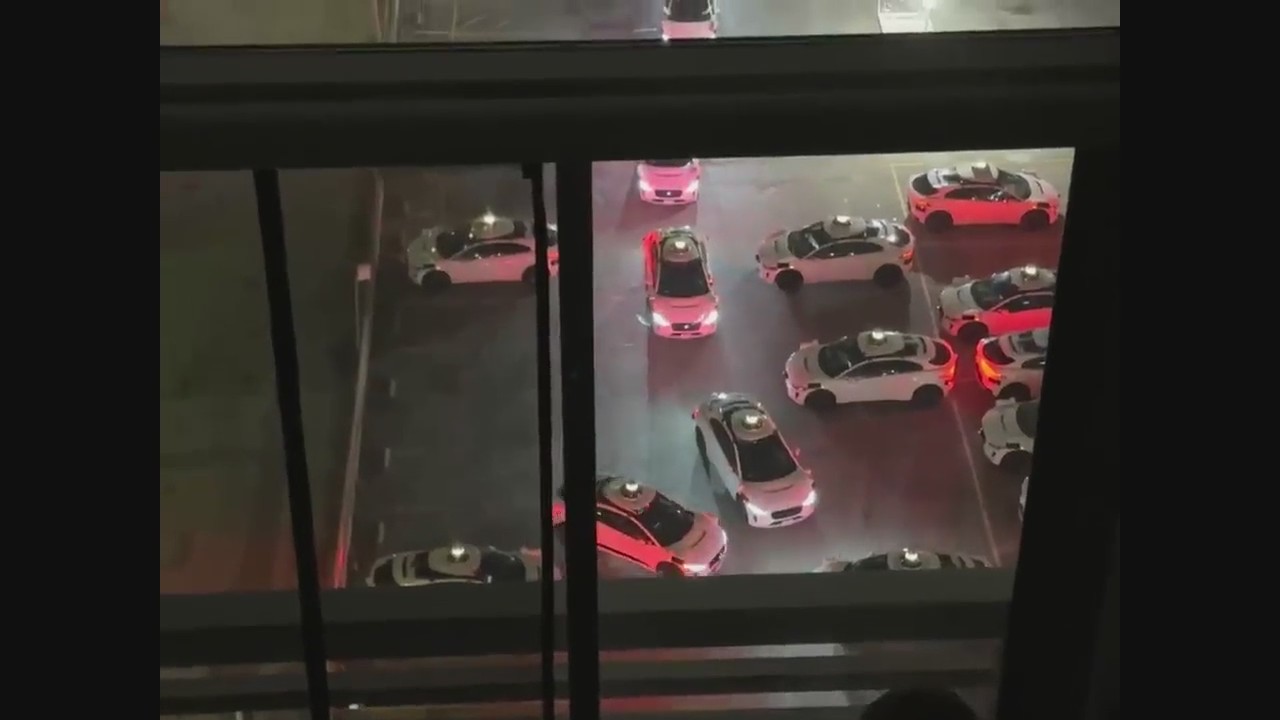 Driverless Waymo cars still honking despite software fix – FOX 2