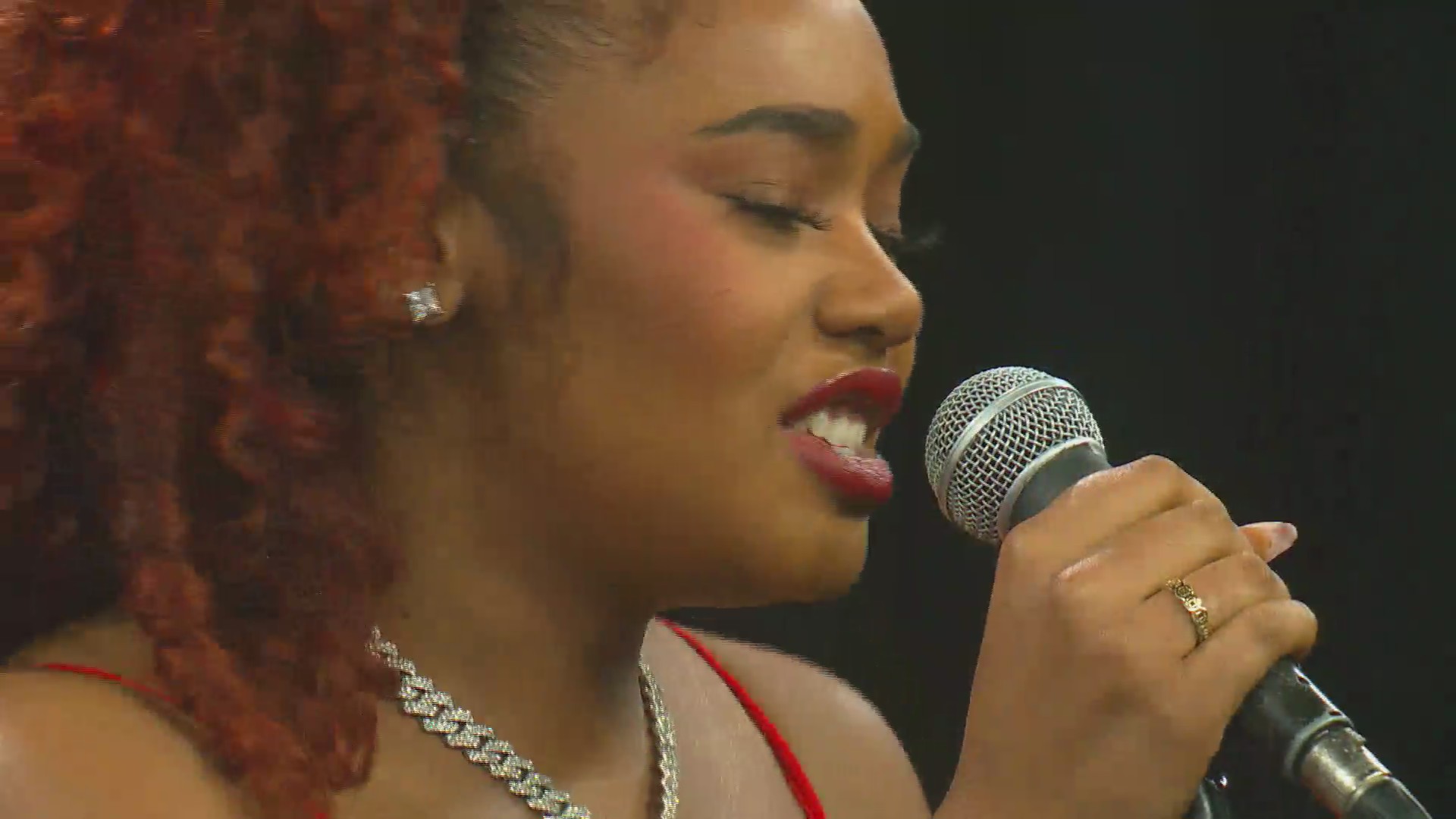 Singer Morgan Taylor performs – FOX 2
