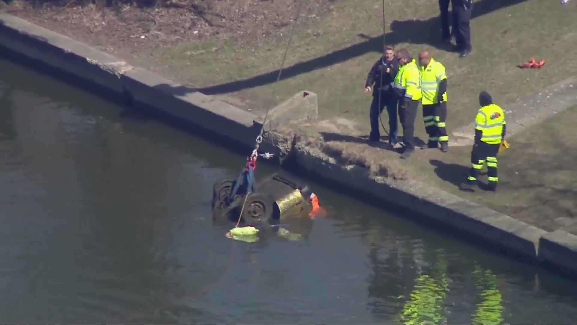 Crews work to recover vehicle linked to Karen Schepers’ 42-year-old cold case from Fox River in ...