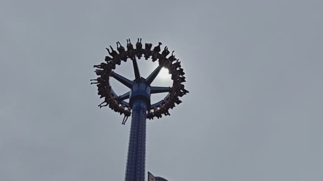 Officials rescue 28 riders trapped upside-down at Oaks Amusement Park ...